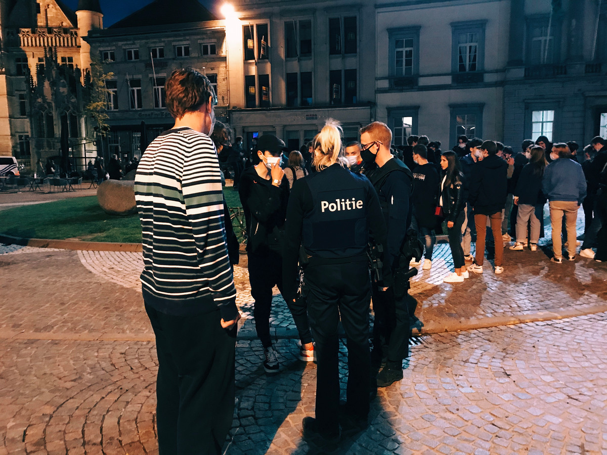 Aalsterse jongeren zingen ‘Ajoinen’ op het einde van T-Day | Foto | hln.be