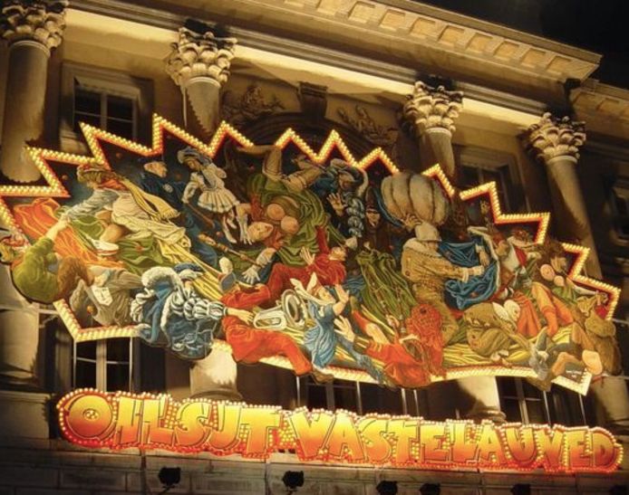 Oud carnavalsdecor ligt te verkommeren onder een zeil: “Een spijtig ...