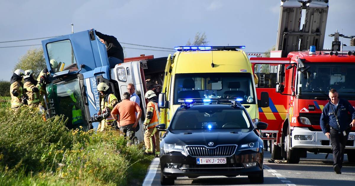 Vrachtwagen raakt van de weg af: brandweer moet chauffeur bevrijden ...