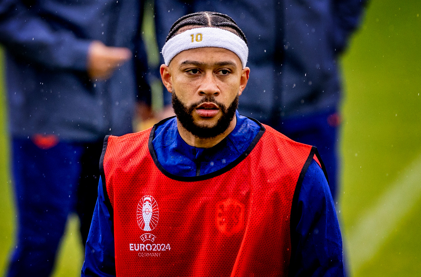 Memphis Depay toont nieuwe verwijzing op veelbesproken zweetband: ‘Who ...