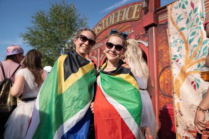 Dani (35) stuurt kaartje van Tomorrowland naar vriendin in Zuid-Afrika ...