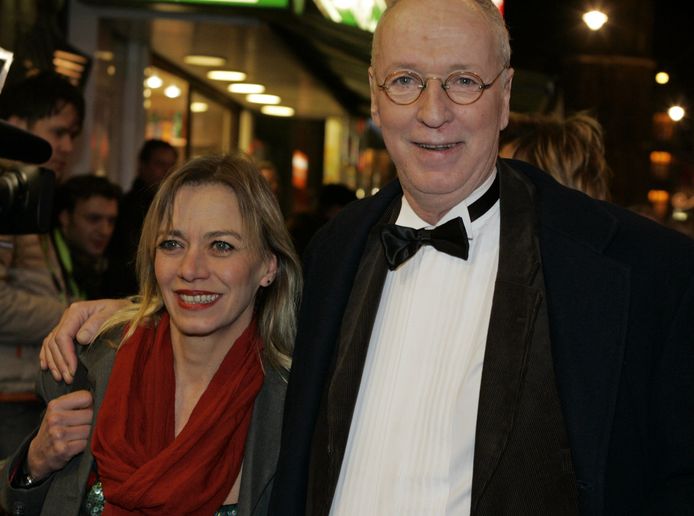 GTST-acteurs bezoeken graf Wik Jongsma en Guusje Nederhorst | Show | AD.nl