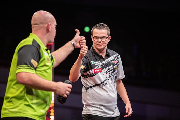Van Gerwen en Van Barneveld hebben hoge pet op van WK-debutant Gian van ...