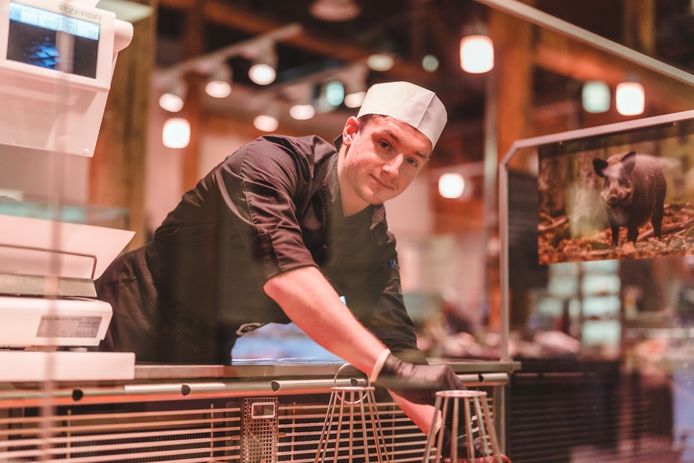 Tibo is slager bij CRU: “Ik doe hier elke dag inspiratie op” | Jobat 2022 | hln.be