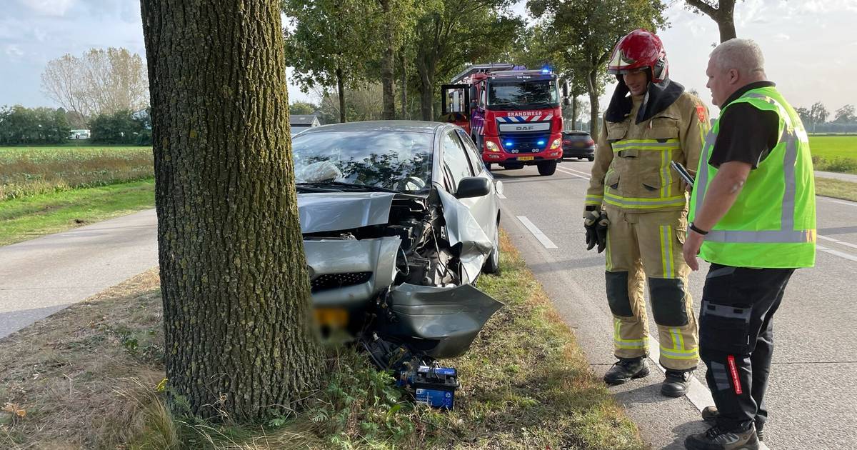 Jonge automobiliste botst tegen voorligger en boom bij Venhorst, gewond naar ziekenhuis gebracht ...