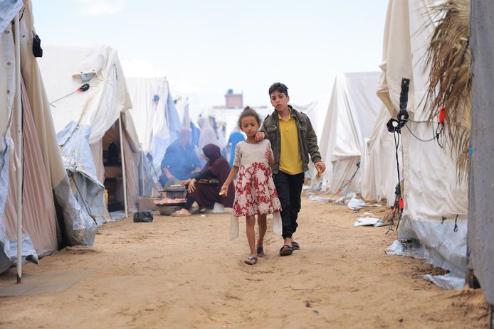 Haagse kunstenaar Lucas Thorik maakt kunst voor kinderen in Gaza | Den ...