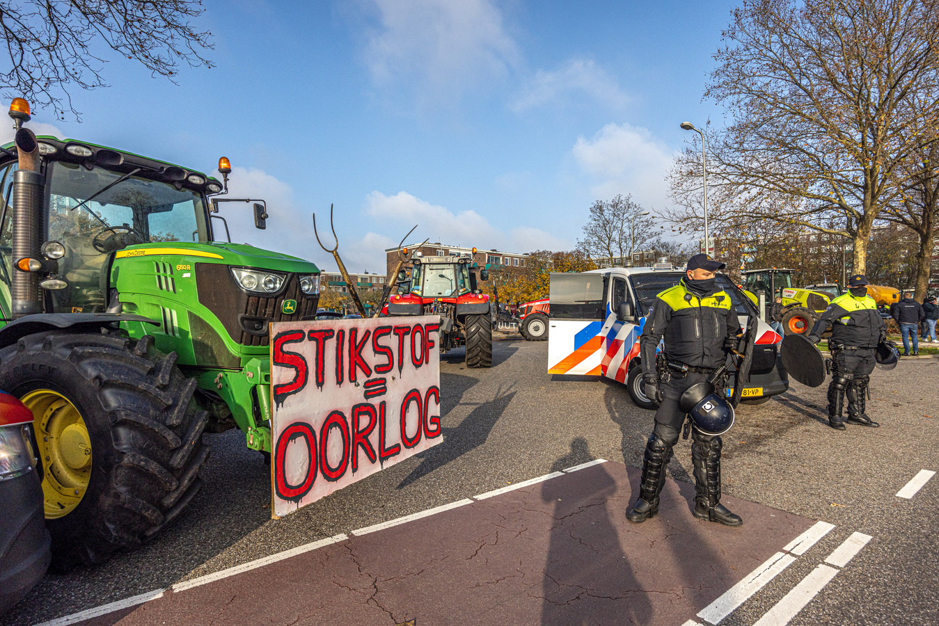Politieoptreden zet boerenprotest in Zwolle onder hoogspanning: ‘Dit is ...