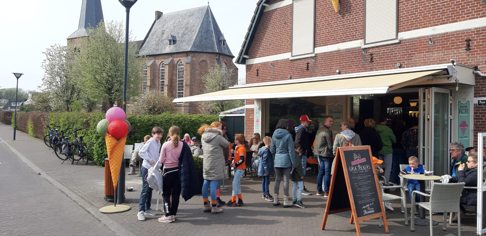 Na het hijsen van de vlag en de fietsenparade is het druk in het ...