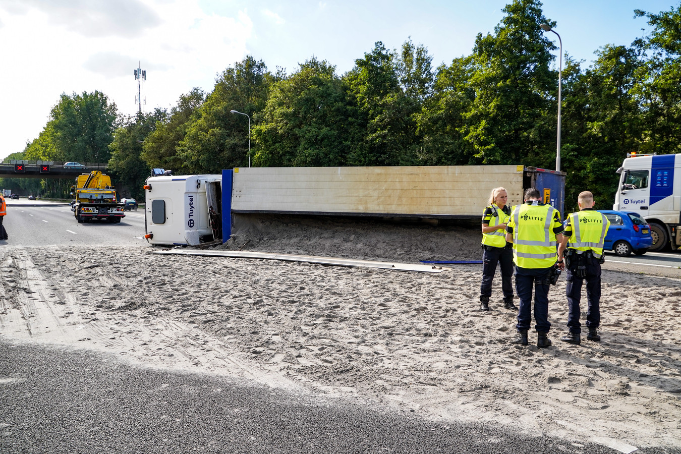 A20 richting Hoek van Holland weer vrij na ongeluk met gekantelde zandwagen | Foto | AD.nl