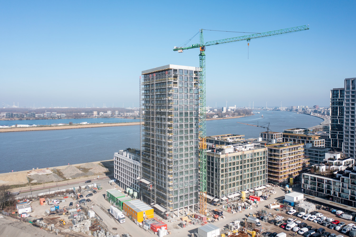 Meiboom siert dak van appartementsgebouw op Nieuw Zuid | Foto | hln.be Meiboom siert dak van appartementsgebouw op Nieuw Zuid | Foto | hln.be