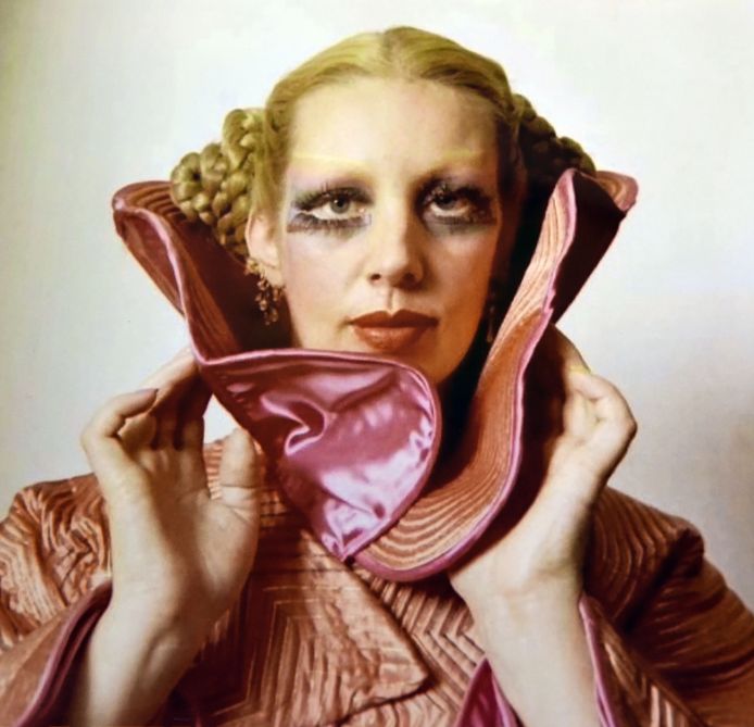 Excentrieke kleding, uitdagend rode lippen en dikke vlechten: modellen ...