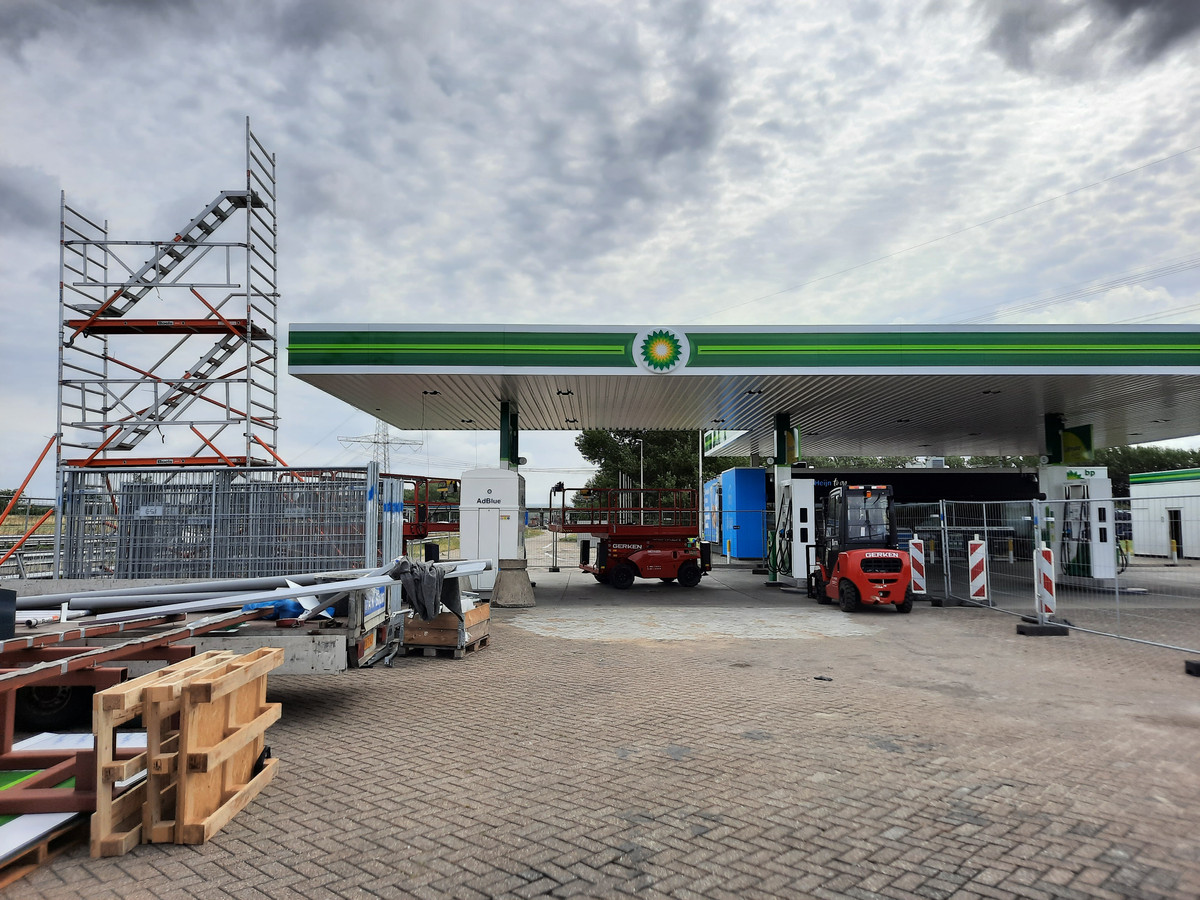 Het is behelpen bij de pompen van BP en Esso Made langs de A59, maar er ...