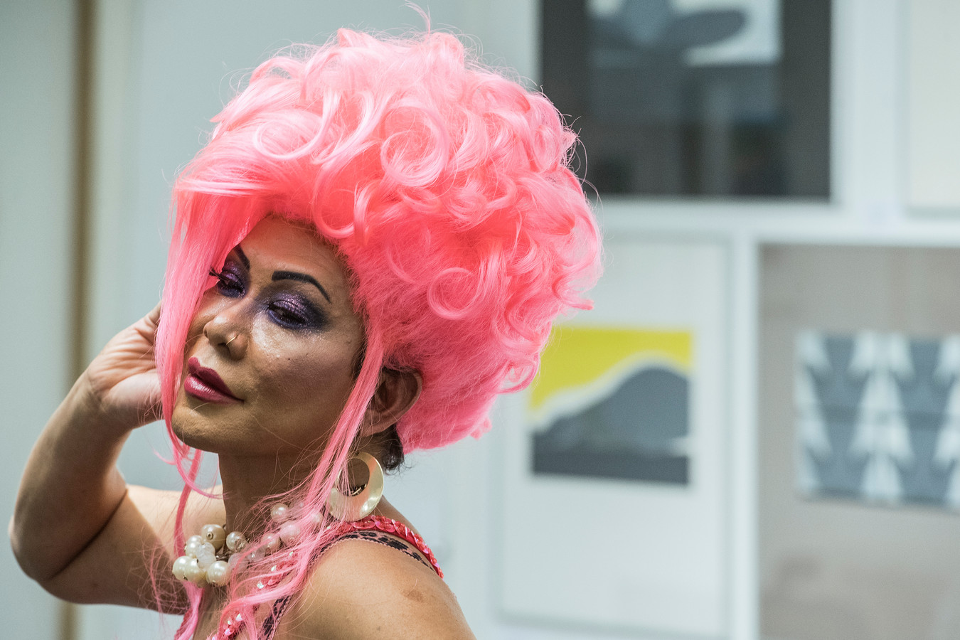Doodse stilte bij tekensessie met dragqueen Molly | Foto | AD.nl