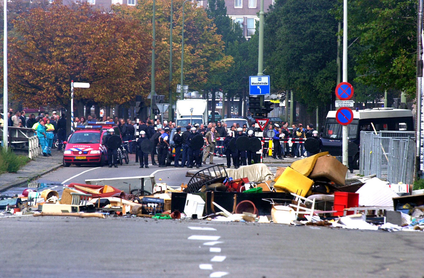 Oud belastingkantoor mag plat, maar krakers reageren met harde muziek ...