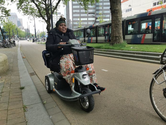 Natoya (45) is niet meer welkom in tram met scootmobiel: ‘Moet ik dan ...