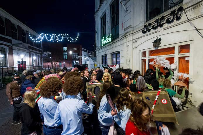 Enschede krijgt er officieel een studentenhuis bij: het fictieve Huize ...