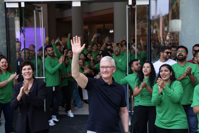 Tim Cook opent allereerste Apple-winkel in India | Apple | hln.be