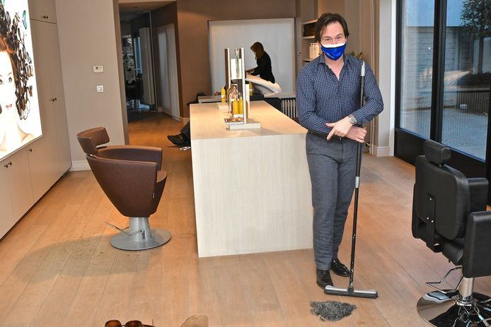 Kapper-burgemeester Francesco Vanderjeugd ontvangt schepen Geert ...