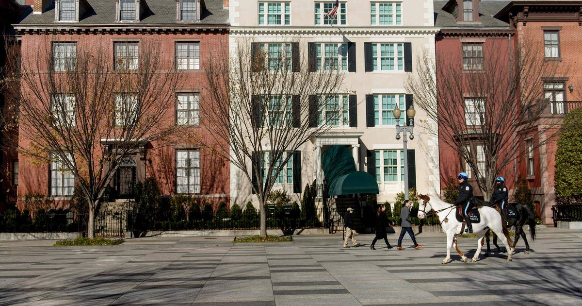 Quelle est cette célèbre résidence dans laquelle séjournera Macron lors ...