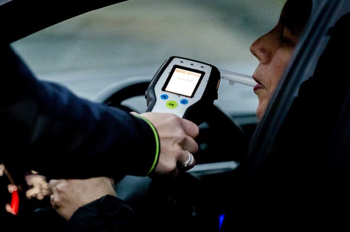 Bestuurder met 3,3 promille in bloed houdt vol maar één glas wijn te ...