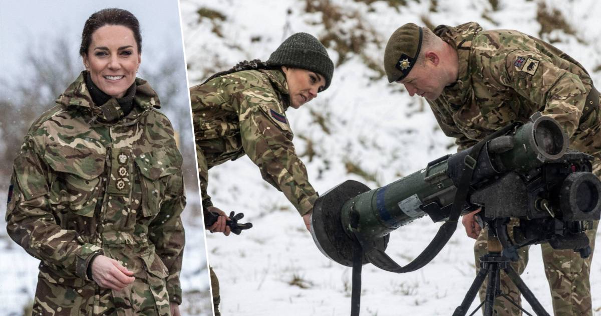 En bottes et en treillis, la princesse Kate rend visite à la garde ...