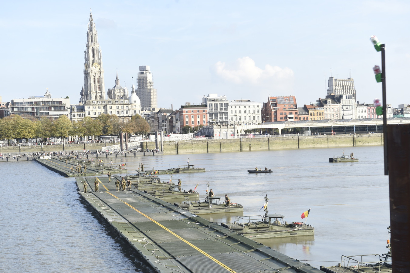Laatste stuk pontonbrug gelegd met havenkraan Brabo | Foto | hln.be