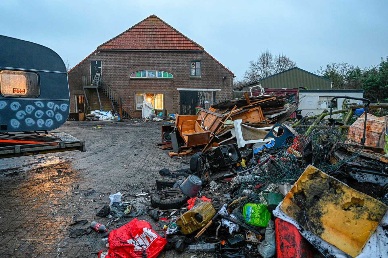 Sven kocht een huis dat werd uitgewoond door krakers: ‘Erger dan een ...