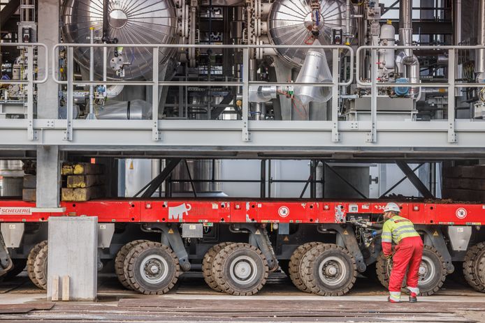 Transport van een complete Shell-fabriek verloopt op rolletjes ...
