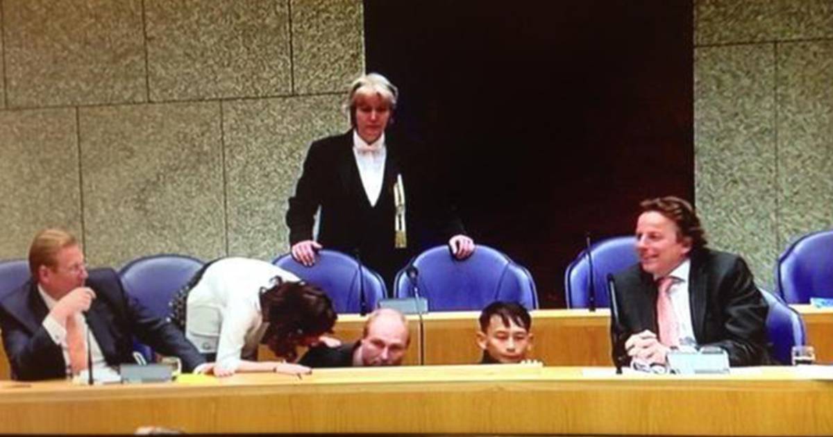 Spreekgestoelte Tweede Kamer stort in tijdens debat | Binnenland | AD.nl Spreekgestoelte Tweede Kamer stort in tijdens debat | Binnenland | AD.nl