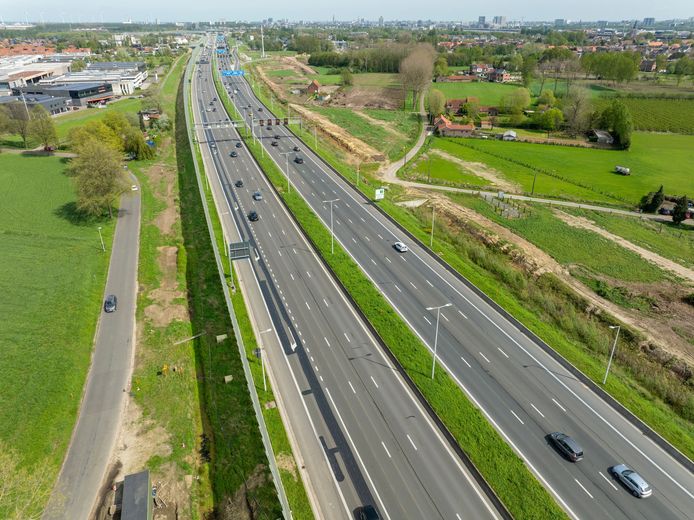 Bouw van nieuwe fietsbrug over E17 gaat van start | Zwijndrecht | hln.be