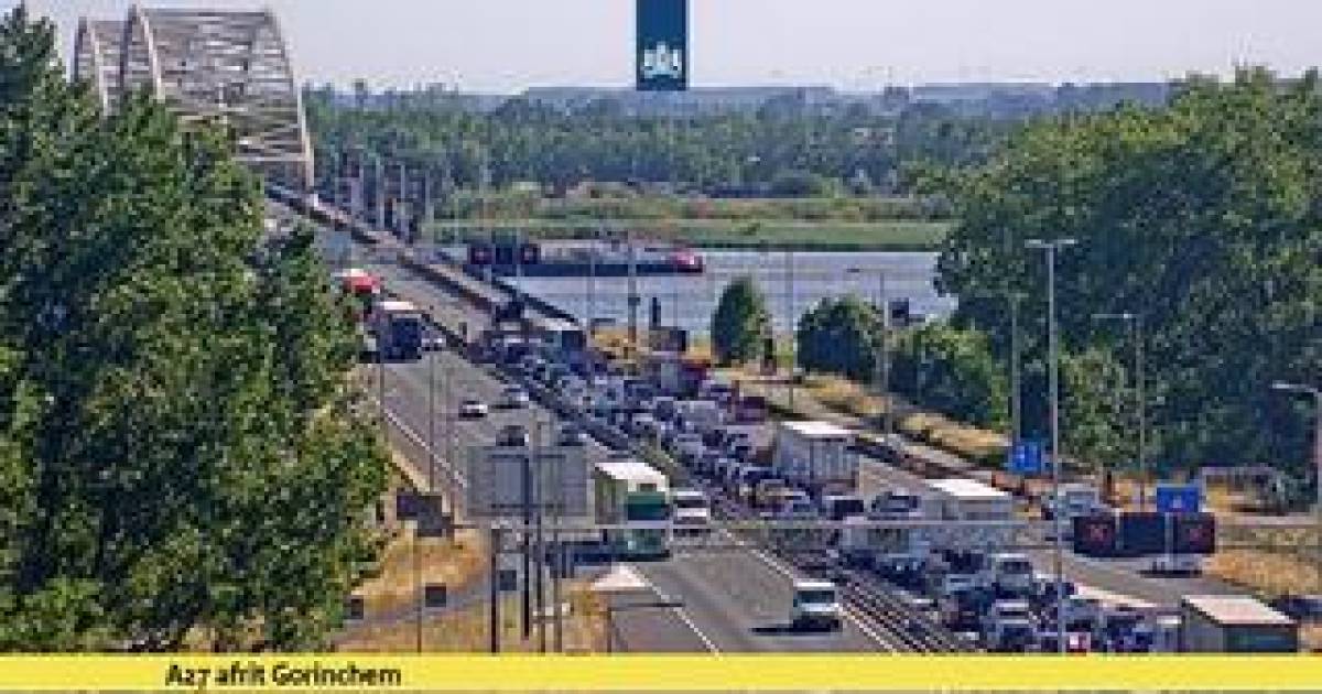 Twee auto's en vrachtwagen knallen op elkaar op A27, Merwede brug na lange afsluiting weer open ...