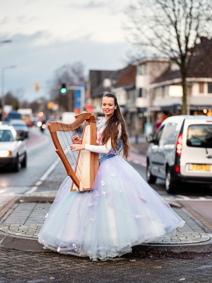 Wie is deze sprookjesachtige vrouw die met haar harp een glimlach op ...