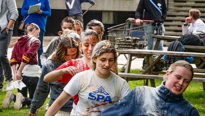 IN BEELD. Kortrijkse studentendoop heeft veel weg van ‘vuile’ Chironamiddag: “Als we het te hard ...