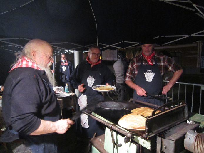 De Orde van de Smoutpot bakt pannenkoeken op Leuvense stoof tijdens ...