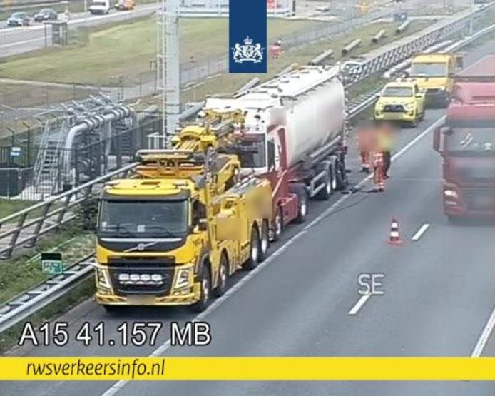 Een rijstrook afgesloten op de A15 vanwege ongeval tussen twee ...