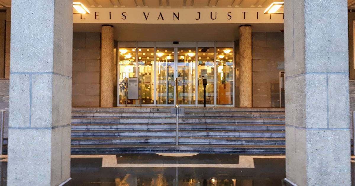 Hardleerse Let krijgt drie jaar cel voor bedreigen caissière met mes ...