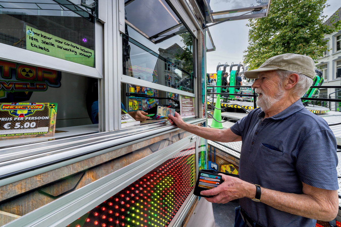 De pinpas zorgt voor hoge rekeningen en ergernis bij kermisexploitanten ...