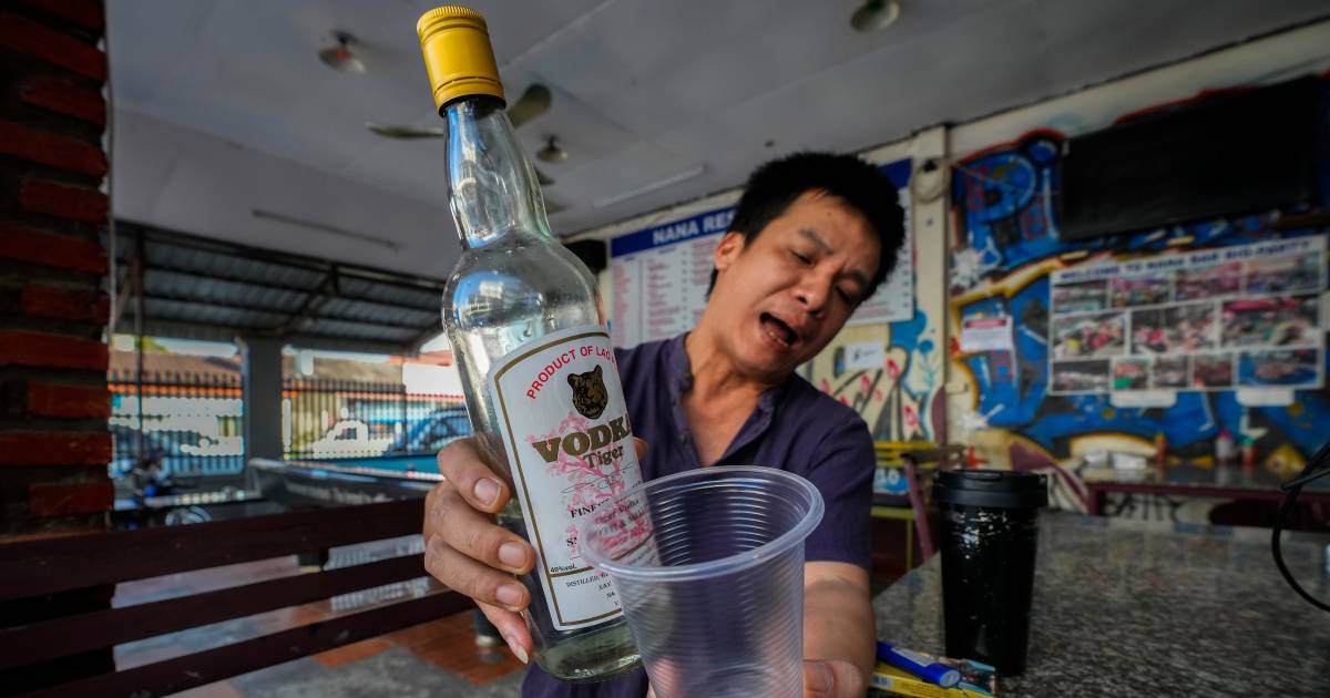 Vijfde toerist sterft door vergiftigde alcohol in Laos, Nederlands ...