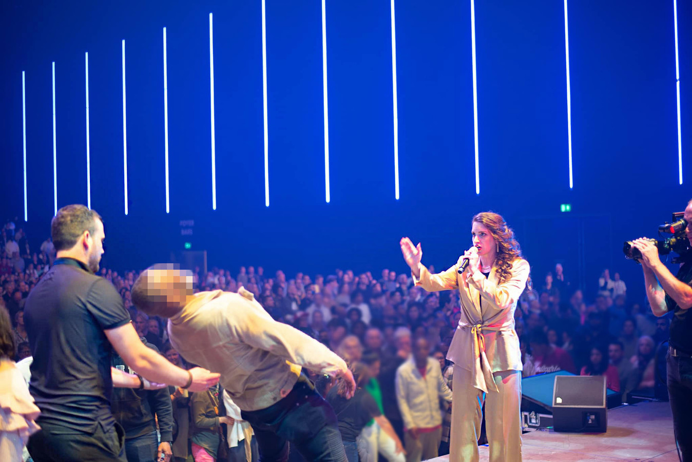 Heftige emoties, huilende kinderen en kots-emmertjes: een avond ...