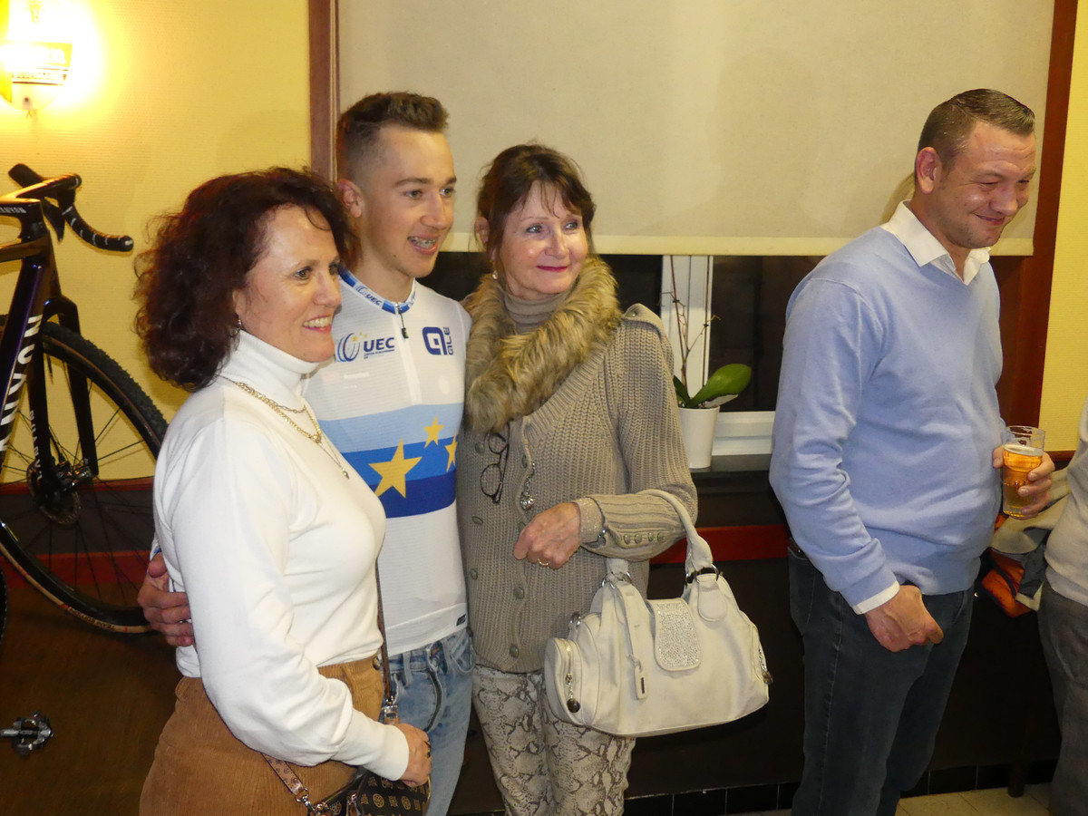 Europees beloftenkampioen Jente Michels als held onthaald in De Pinte ...