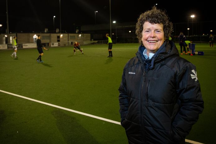 Een vrouw (67) op de bok bij de hockeyers van MHC Bemmel, én nog ex ...