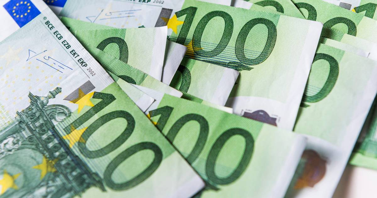 BAR-ambtenaar ontkent met geld te strooien | Rotterdam | AD.nl