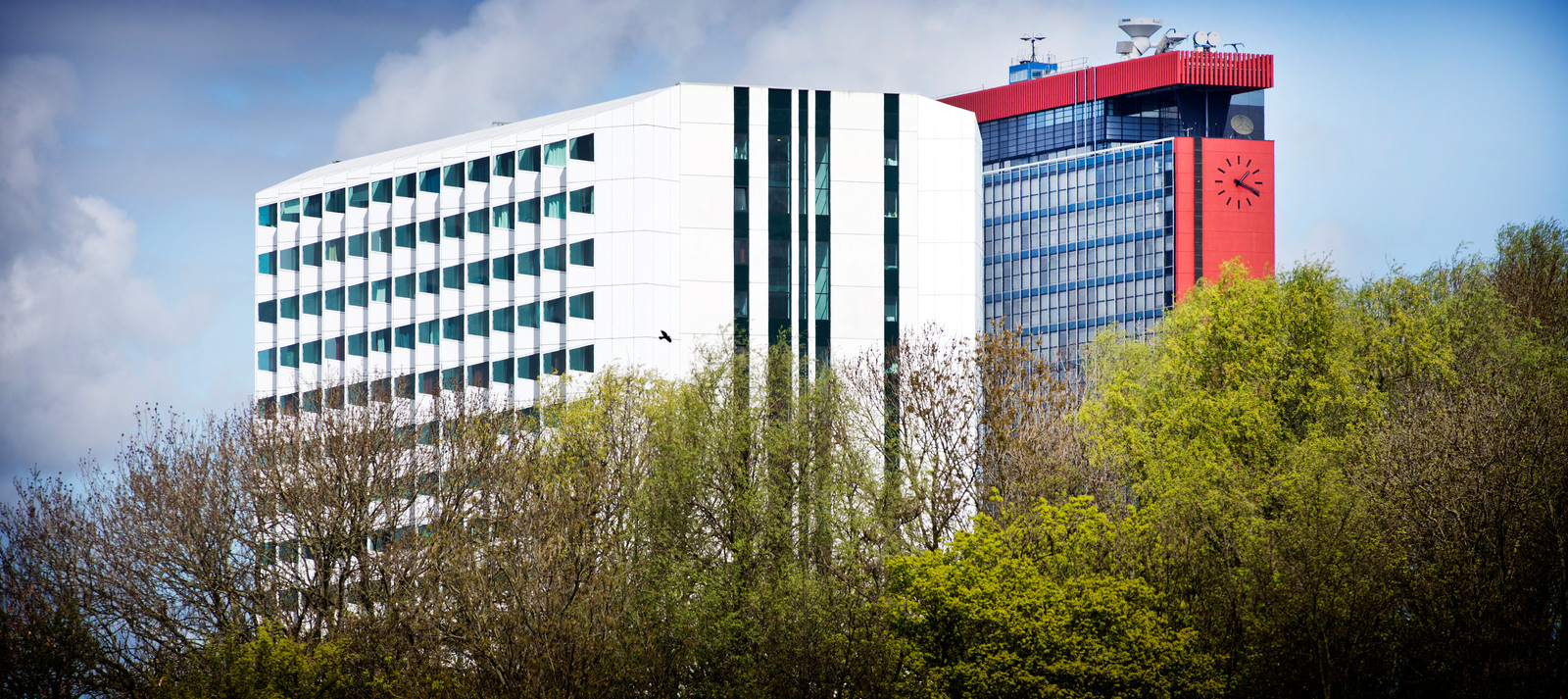 Iconische EWI-toren TU Delft is voorlopig gered: ‘Herontwikkeling is ...