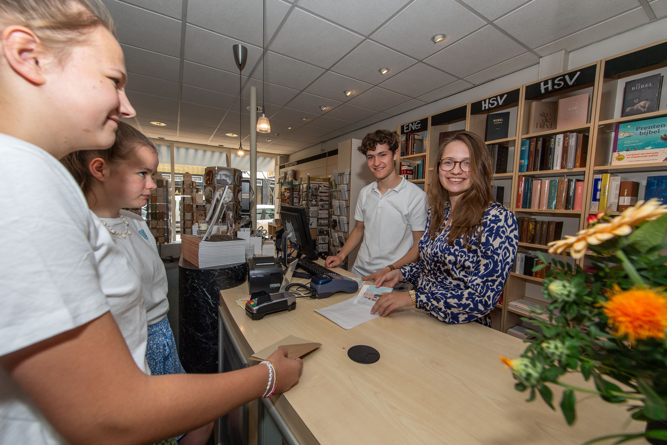 Louise (20) en Karel-Jan (19) redden deze bijzondere winkel in ...