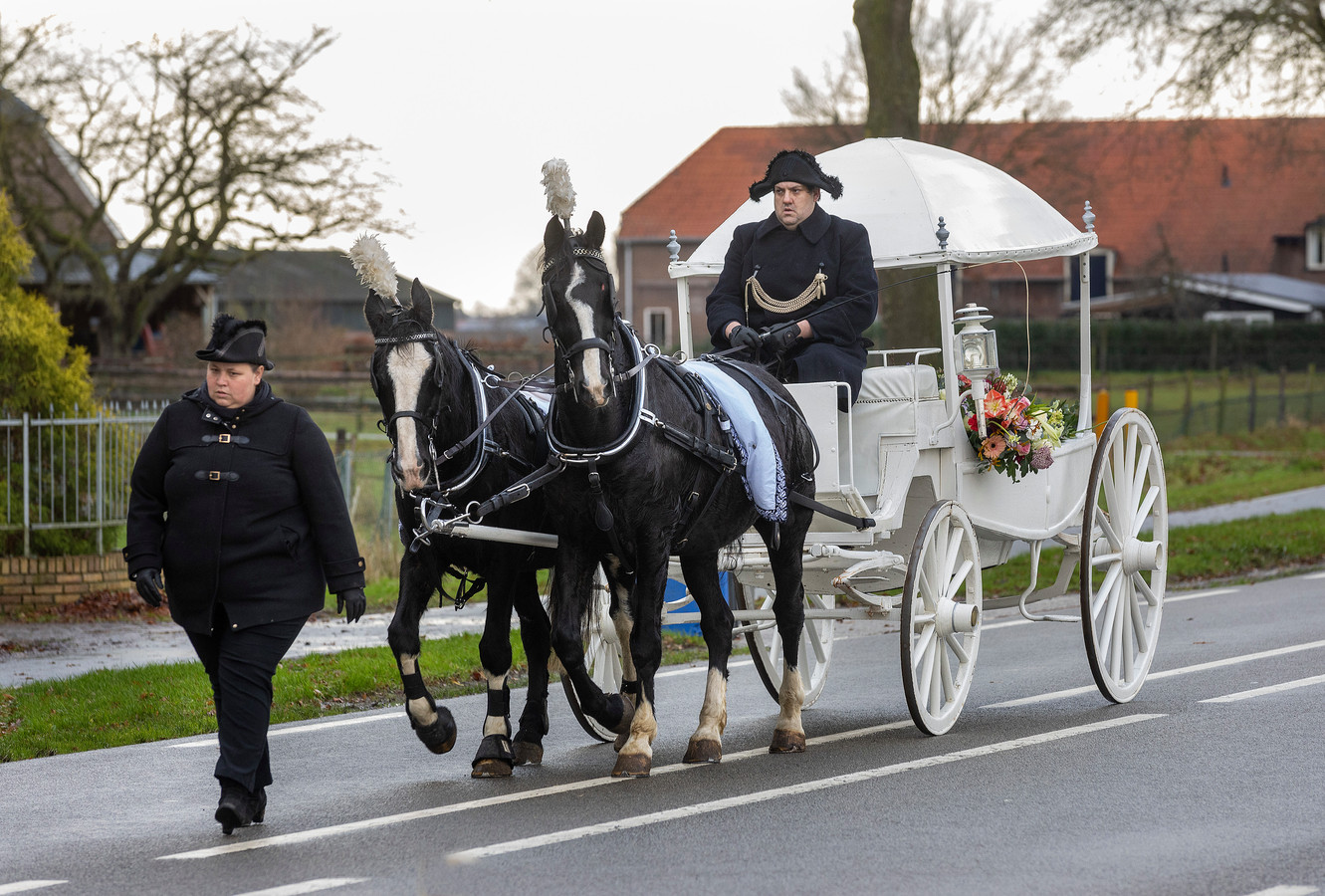 Witte koets en indrukwekkende erehaag voor verongelukt paardenmeisje ...