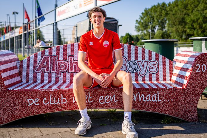 Mike is pas 15 jaar, maar voetbalt nu al interlands | Regiosport Groene ...