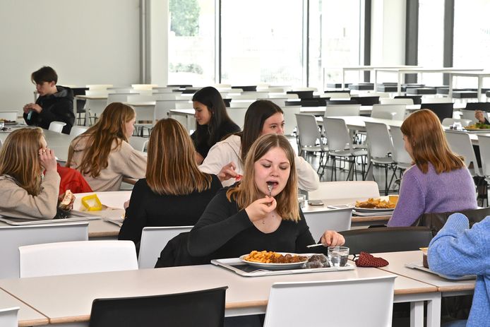 Leerlingen Sint-Pauluscollege eten voor het eerst in hun nieuw ...