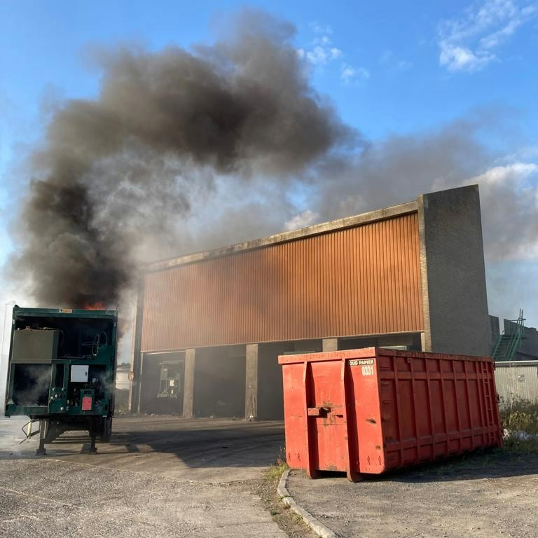 Hevige rookontwikkeling door brand op containerpark in Veurne | Foto ...