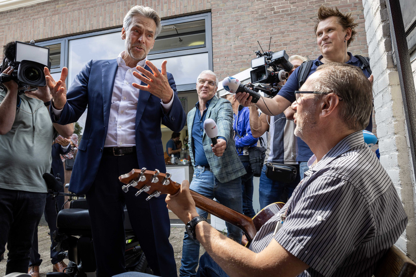 Bekend beeld bij eerste werkbezoek Schoof, een premier op de fiets ...