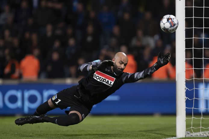 Onklopbare Sinan Bolat loodst KVC Westerlo tegen Club Brugge (0-0) naar ...
